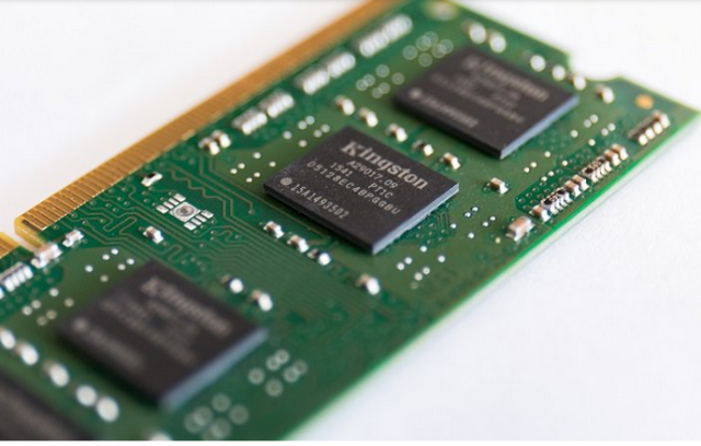 存储器Memory(台湾译记忆体）是计算机中能接收和存储数据，并能根据控制命令提供所存数据的基本硬件